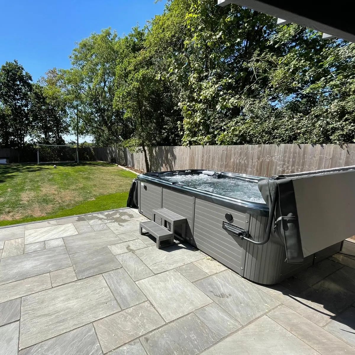 Grandee 7 Seater Hot Tub – Elixir Spas